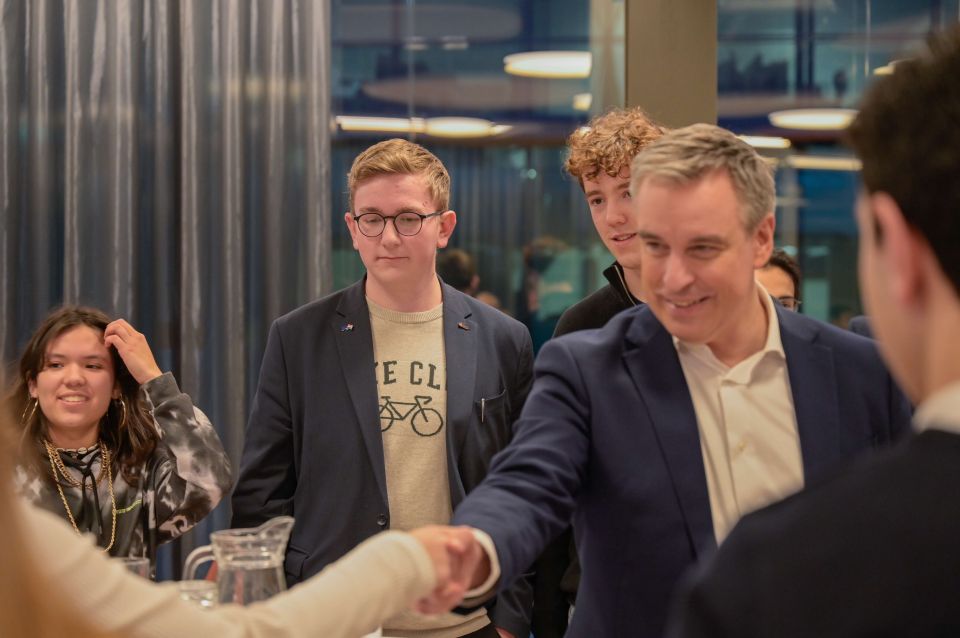 « Let’s Talk » : le ministre Claude Meisch répond aux questions des ...