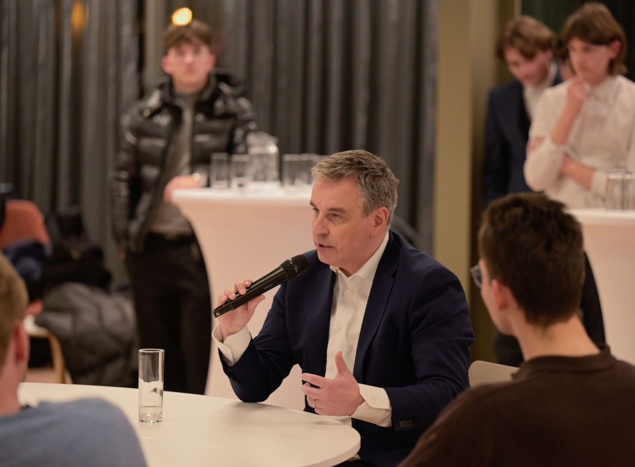 « Let’s Talk » : le ministre Claude Meisch répond aux questions des ...